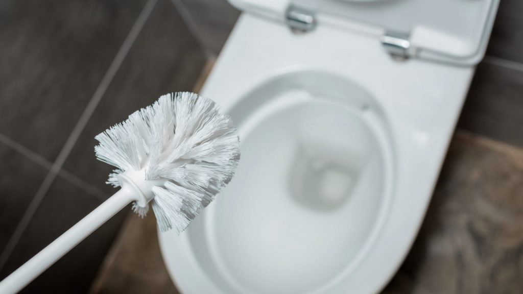 WC e macchie di calcare: con il trucco della nonna torna come nuovo ...